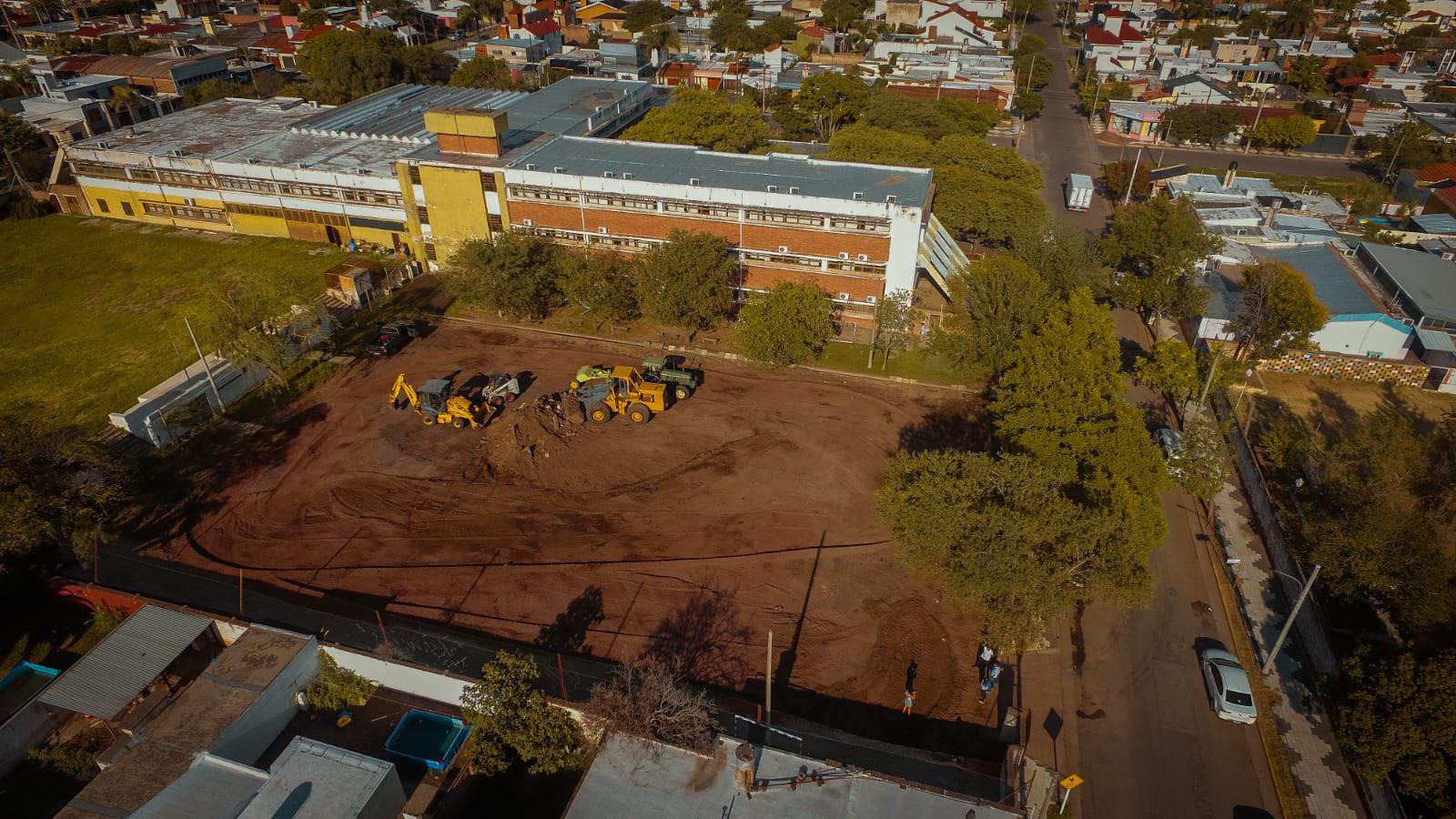 Comenzó la construcción del playón polideportivo del Ipem Juana Manso